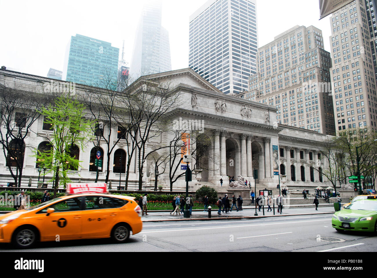Crowded library books hi-res stock photography and images - Alamy