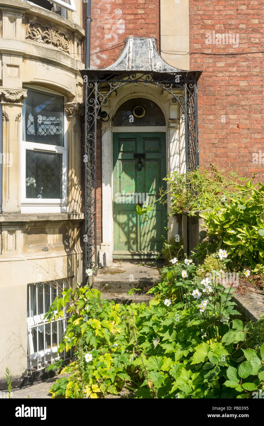 Overgrown garden uk hi-res stock photography and images - Alamy