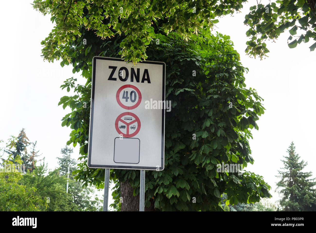Zone 40 traffic sign by the school Stock Photo - Alamy