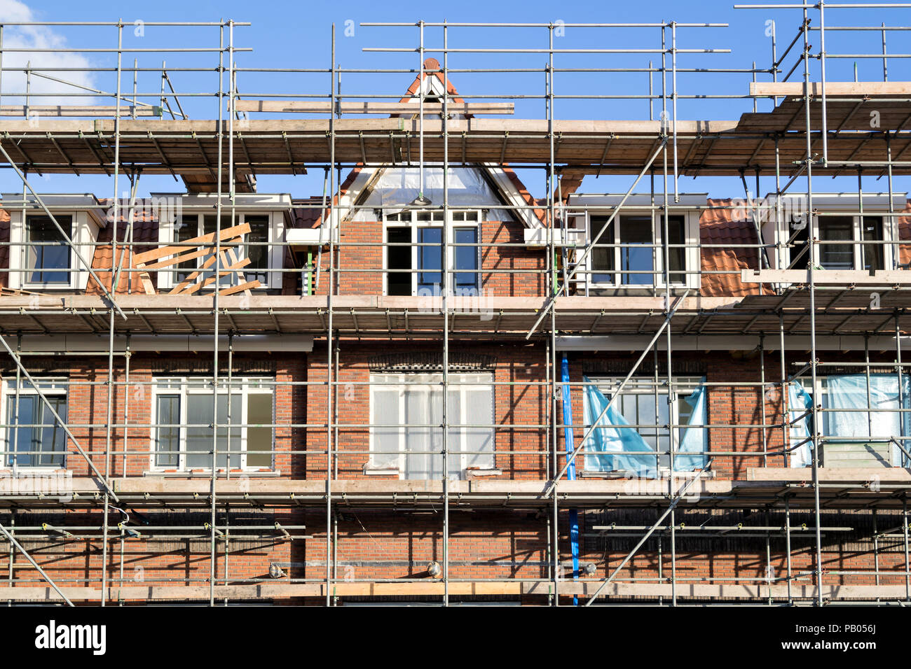 Scaffold scaffolding building house hi-res stock photography and images ...