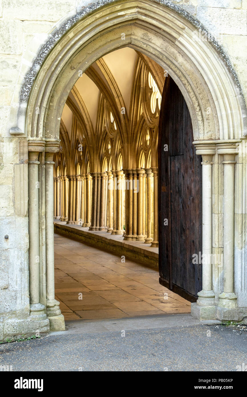 Cathedral entrance door hi-res stock photography and images - Alamy