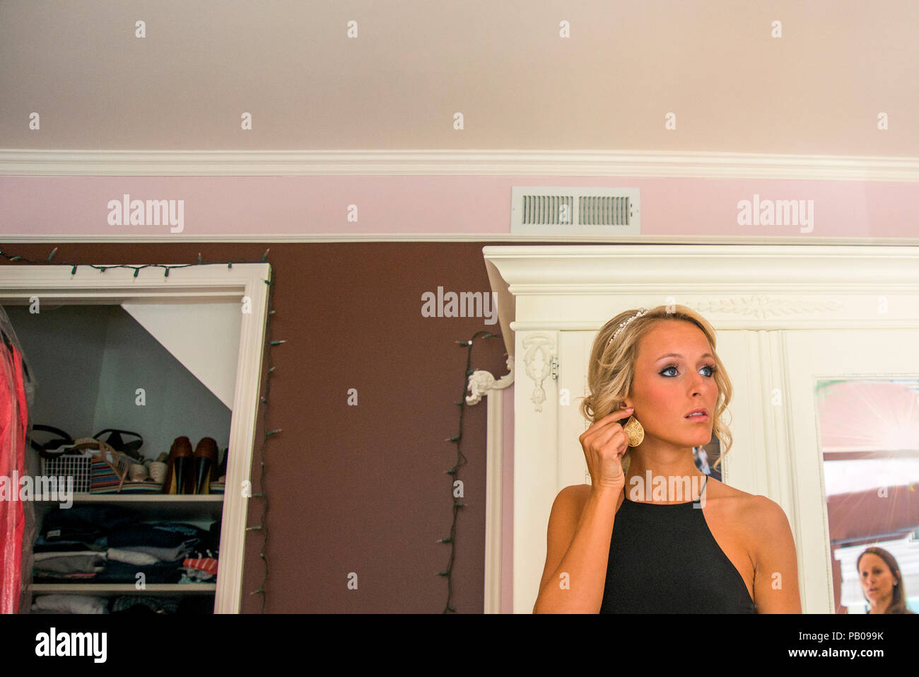 Woman getting ready for night out hi-res stock photography and images ...