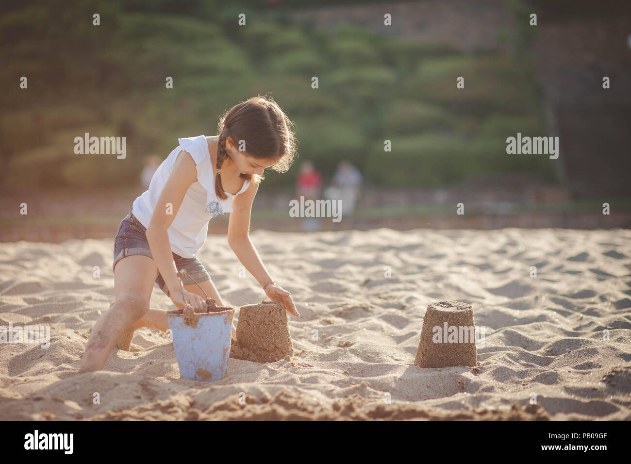 Building a sandcastle hi-res stock photography and images - Alamy