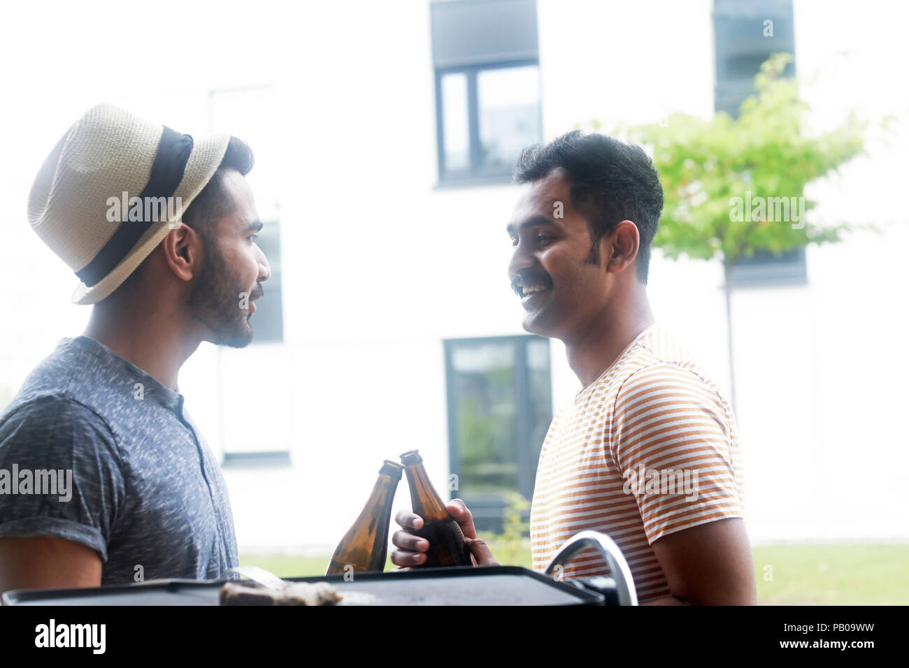 Friends making toast alcohol hi-res stock photography and images - Alamy