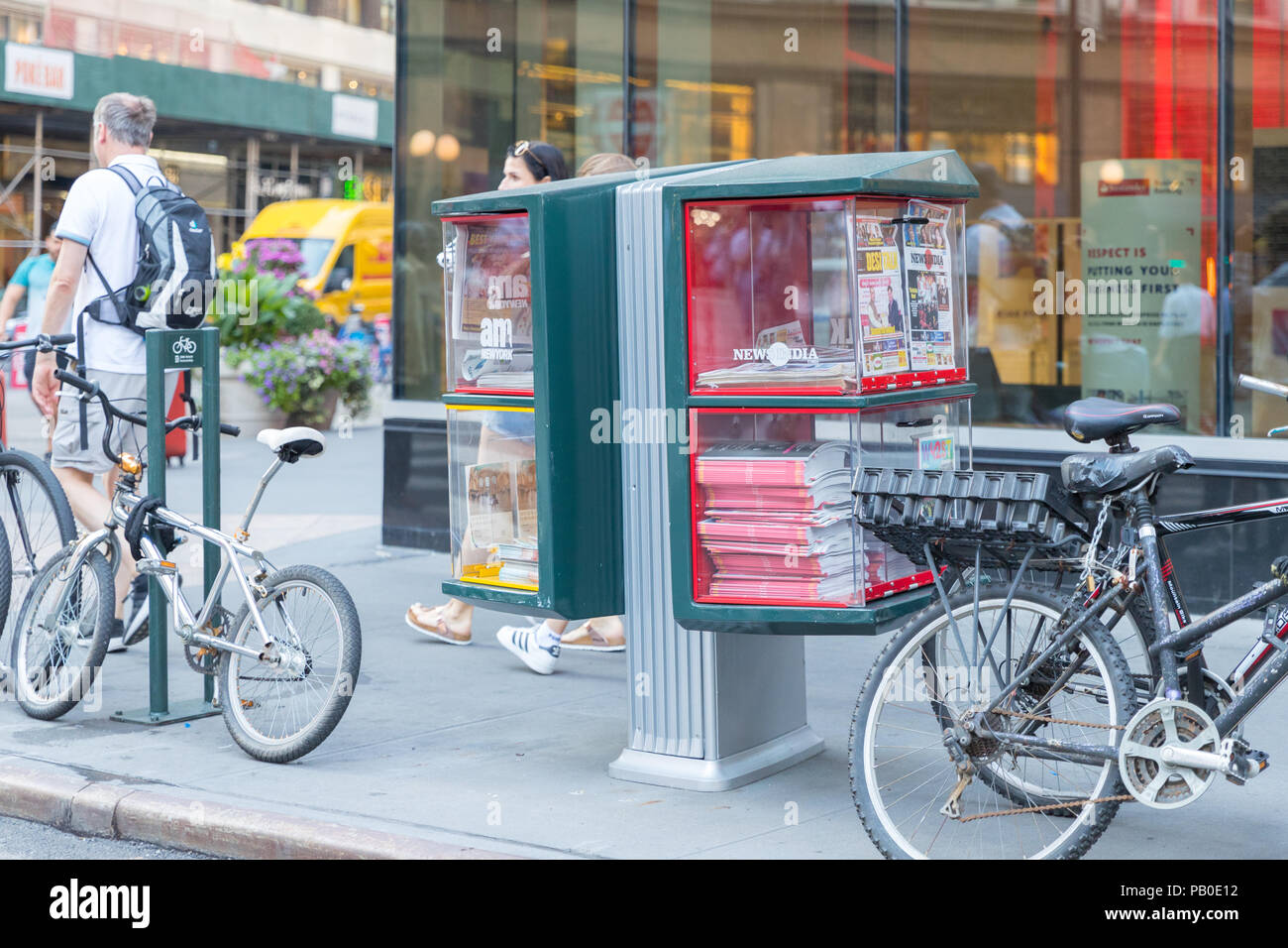 Free newspaper stands hi-res stock photography and images - Alamy