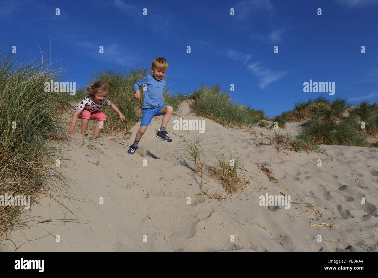 Children outdoor hi-res stock photography and images - Alamy