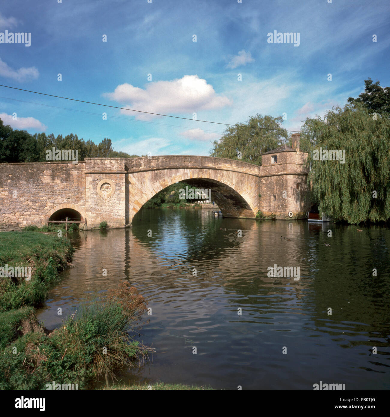 Halfpenny bridge over river lechlade hi-res stock photography and ...
