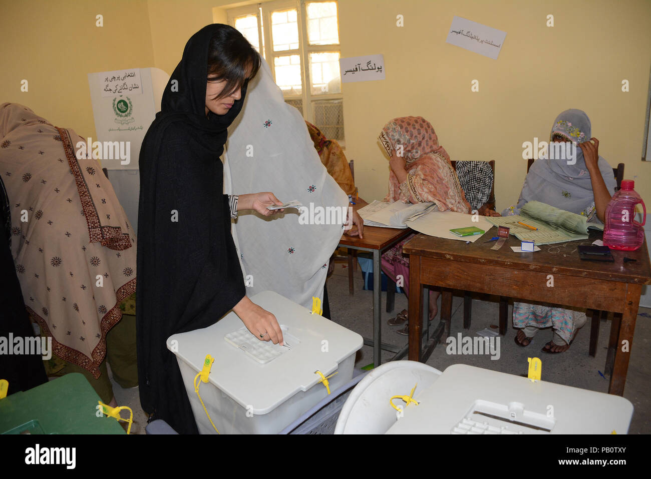 Quetta, Pakistan. 25th July, 2018. Citizen of Pakistan's are casts ...