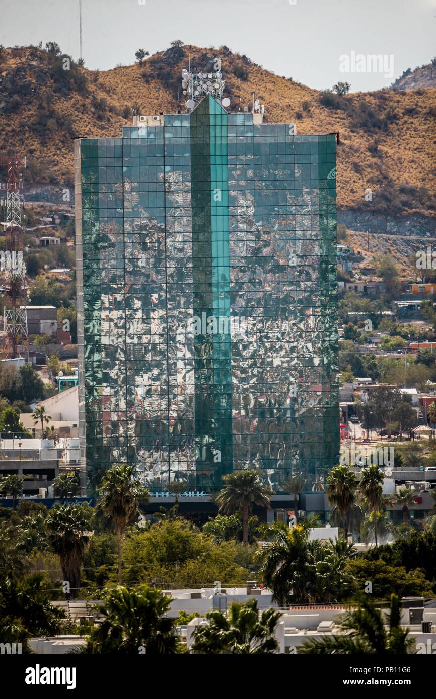 Fachada del ddificio Torre de Hermosillo con vista a al cerro y colonia ...