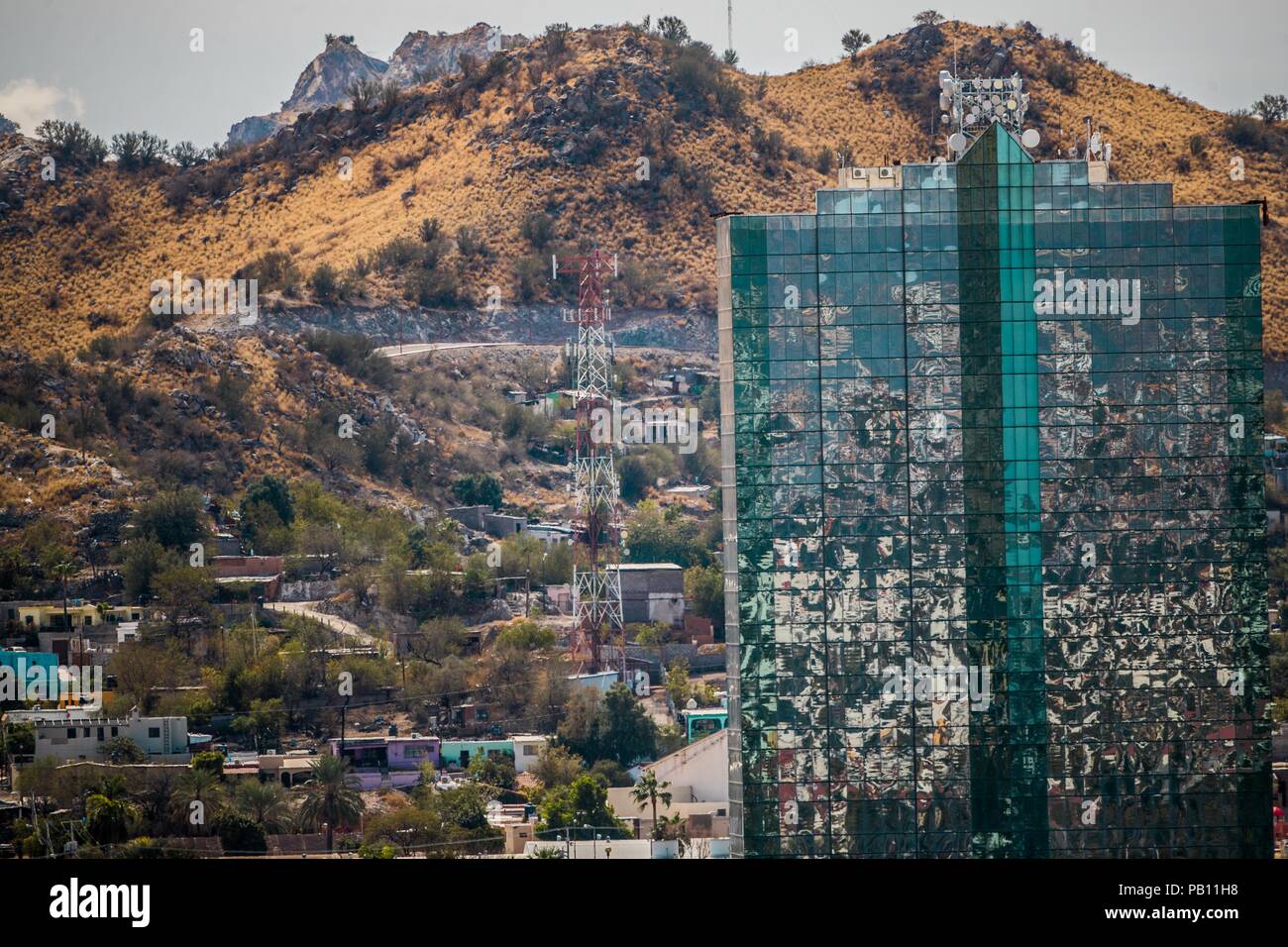 Fachada del ddificio Torre de Hermosillo con vista a al cerro y colonia ...