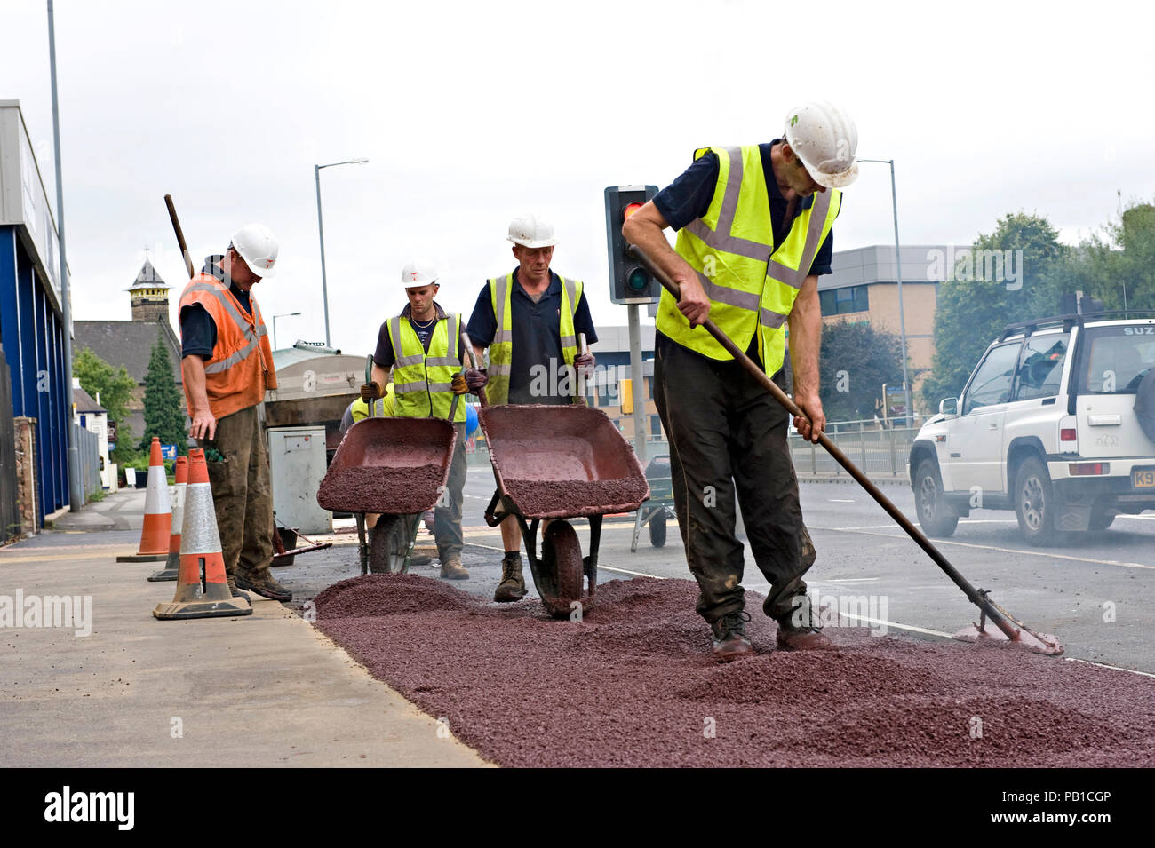 Workmen wearing high viz hi-res stock photography and images - Alamy
