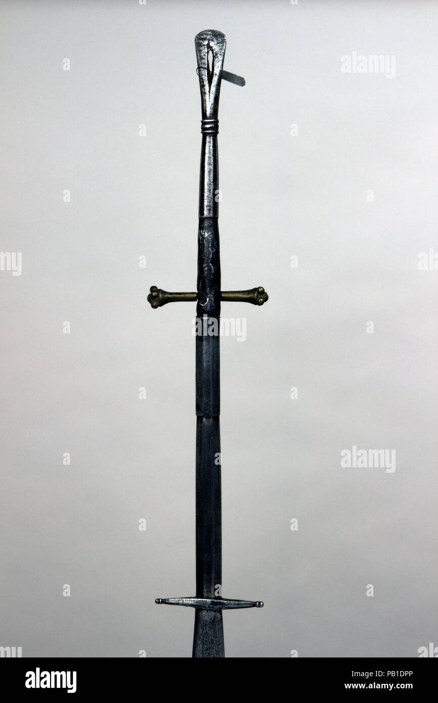 Two handed swords hi-res stock photography and images - Alamy