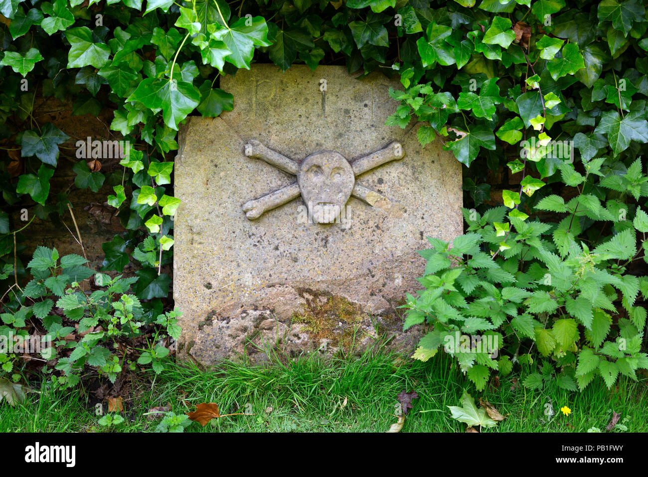 Headstone skull crossbones hi-res stock photography and images - Alamy