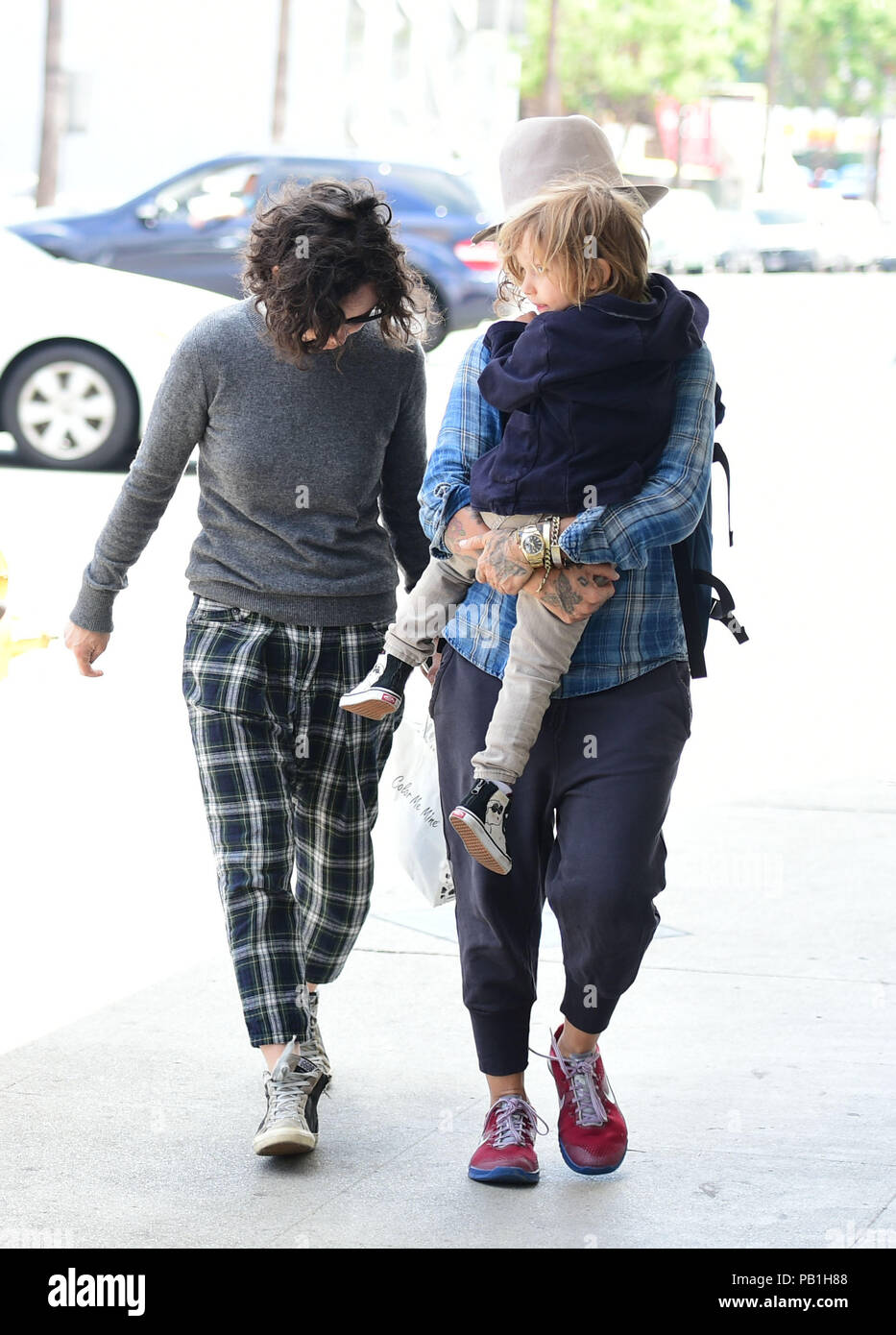 Sara Gilbert and Linda Perry out and about with son Rhodes in Los ...