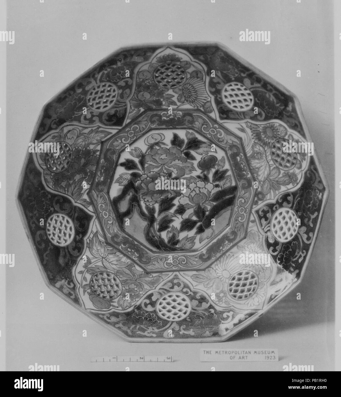 Plate. Culture: Japan. Dimensions: H. 2 1/2 in. (6.4 cm); Diam. 12 in ...