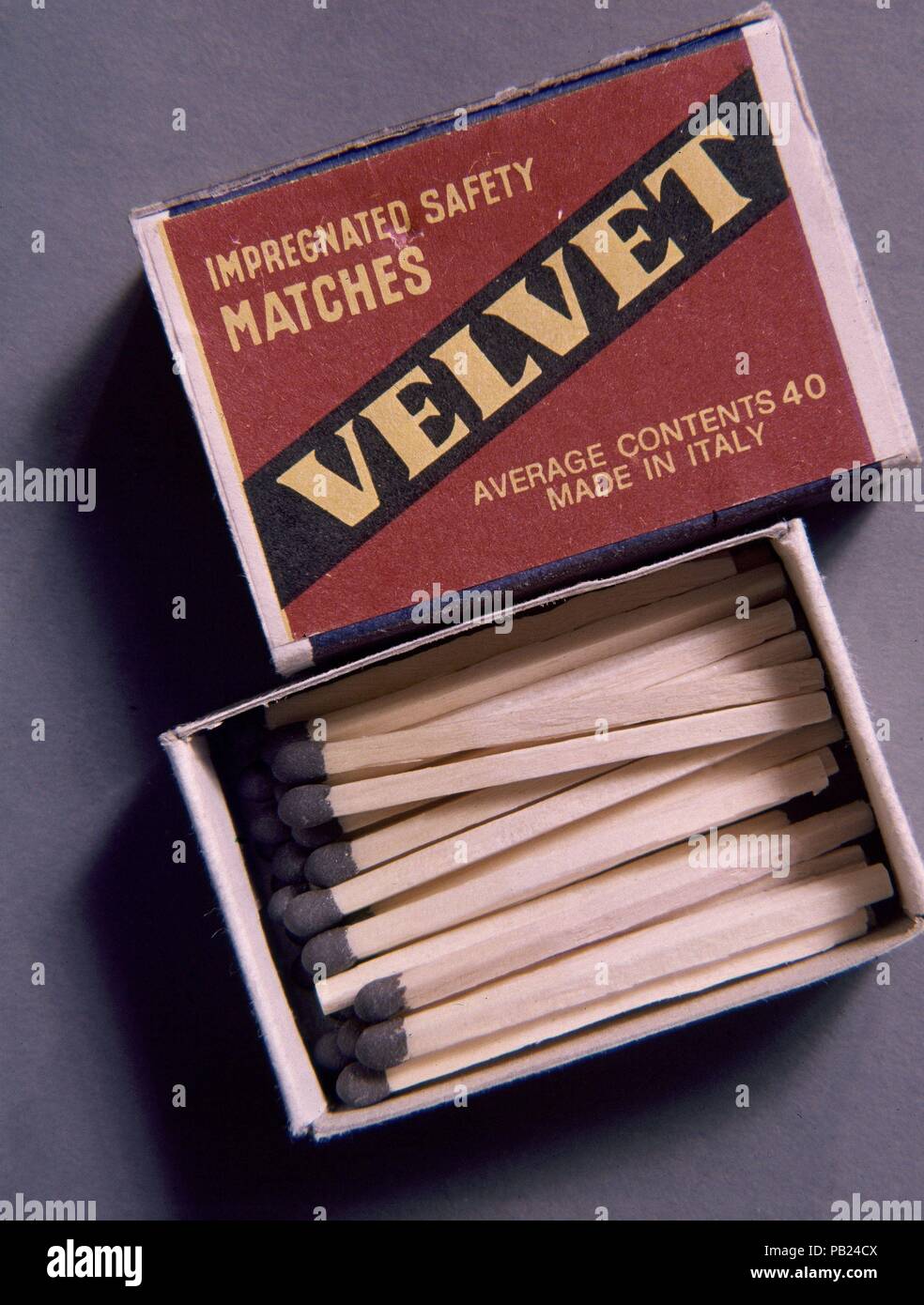 CAJA DE CERILLAS ABIERTA Stock Photo - Alamy