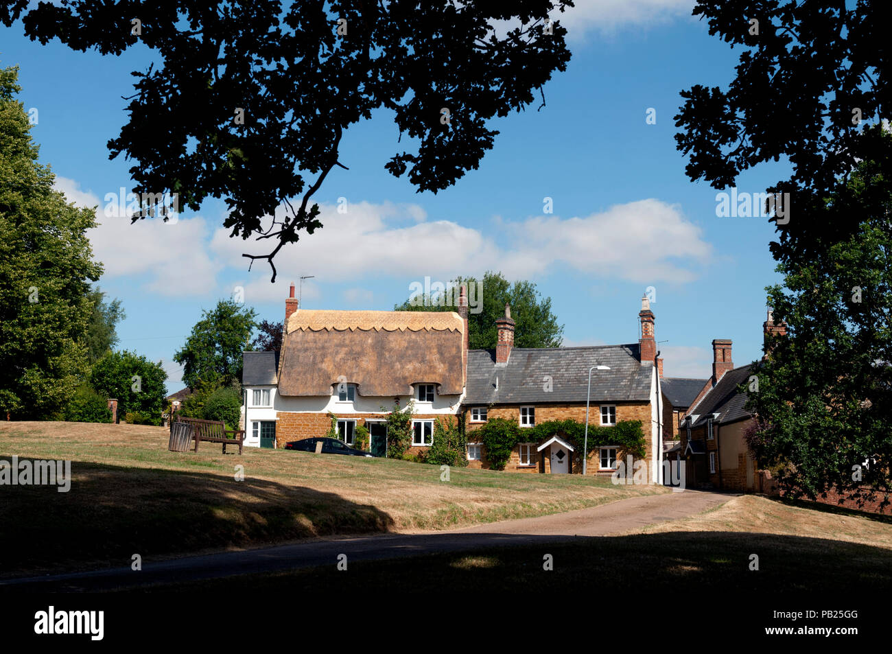 Cottages on The Green in the hot dry summer of 2018, Creaton ...