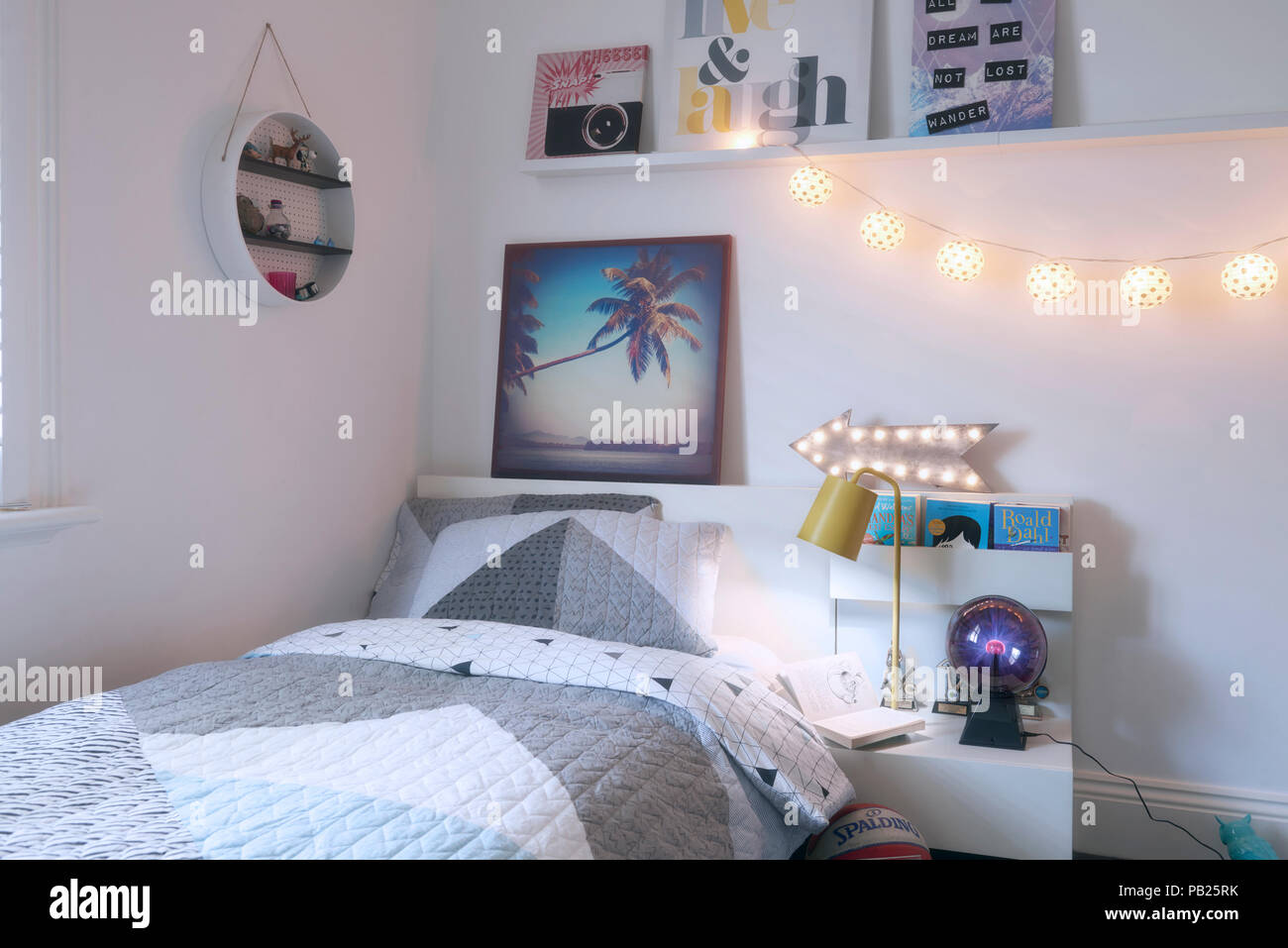 Modern girls hi-res stock photography and images - Alamy