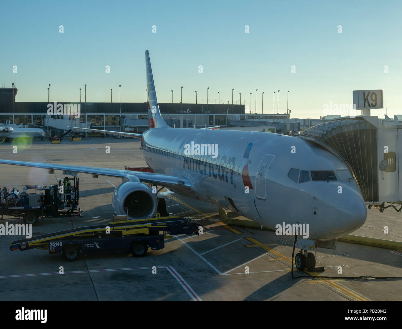 Jet airliner refueling san francisco hi-res stock photography and ...