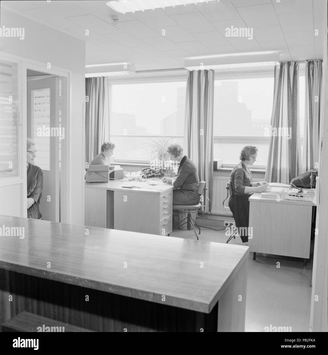 1950s office workers hi-res stock photography and images - Alamy