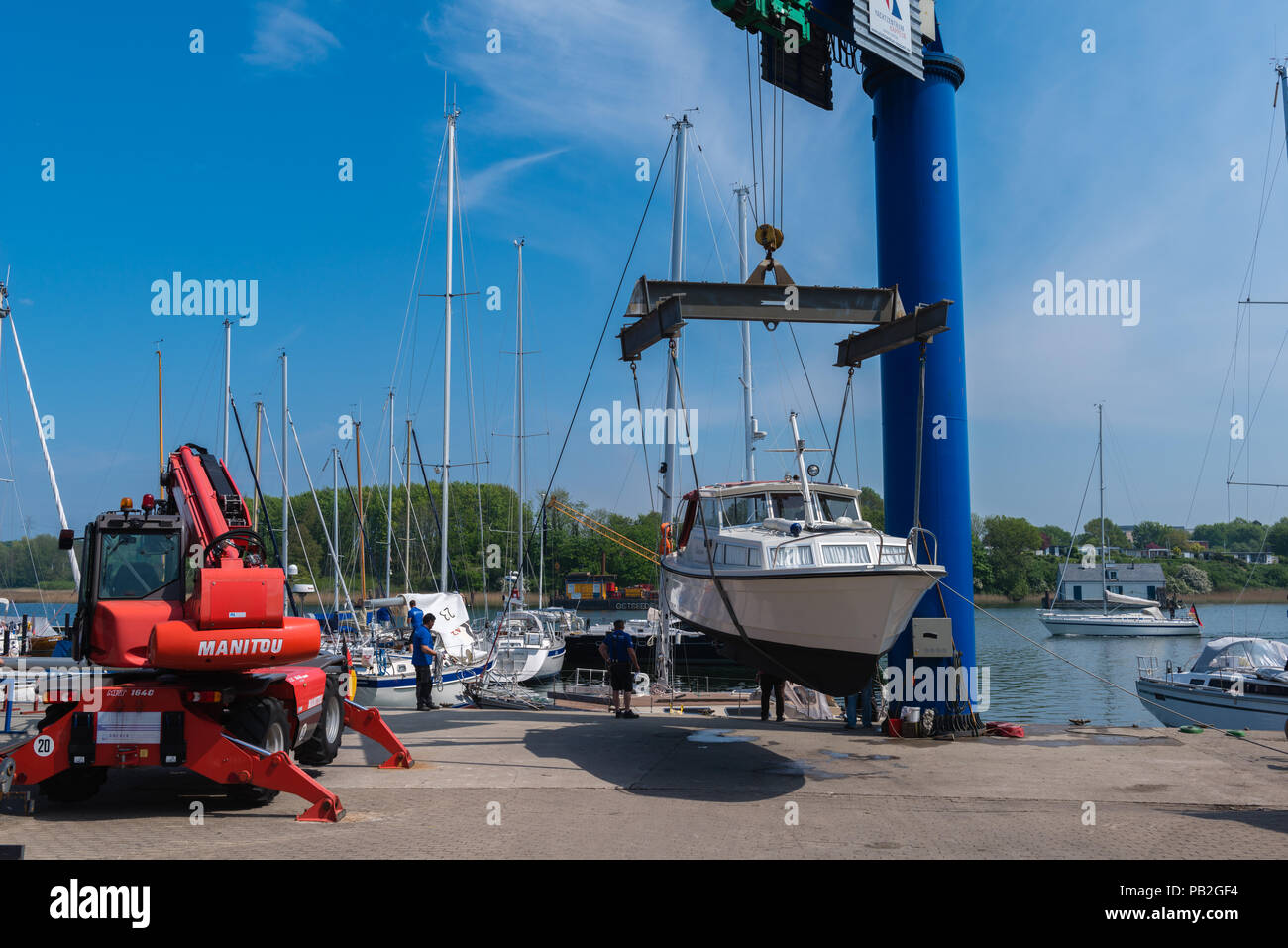 Crane lifting small boat hi-res stock photography and images - Alamy