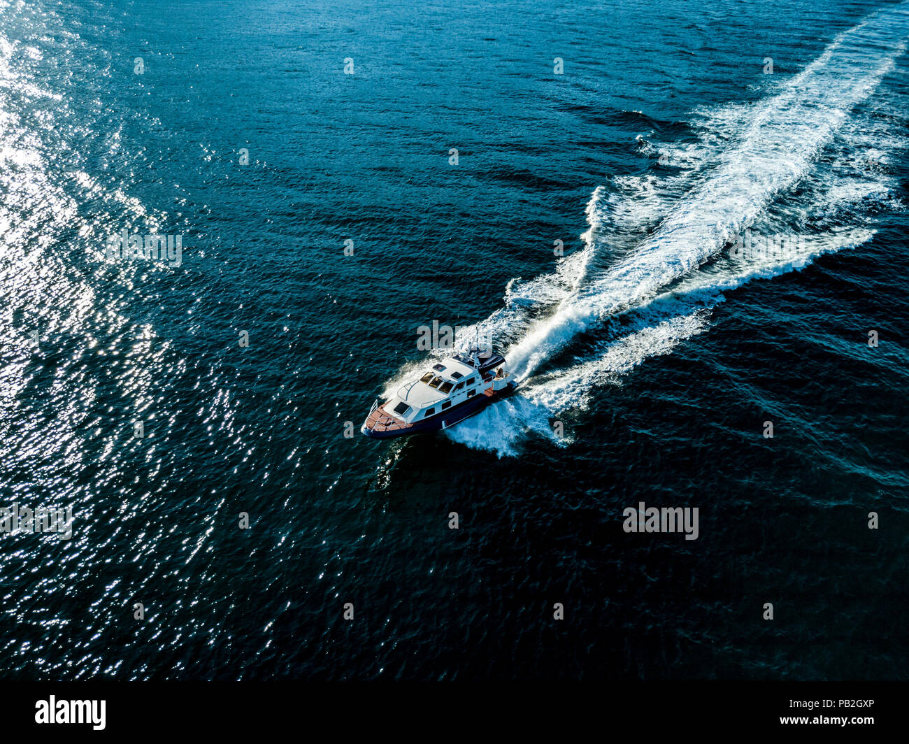 Fast powerful speedboat hi-res stock photography and images - Alamy