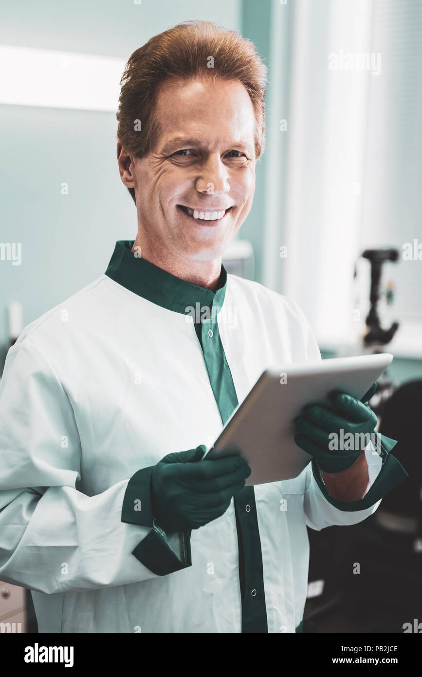 Scientist wearing white labcoat smiling standing in laboratory Stock ...