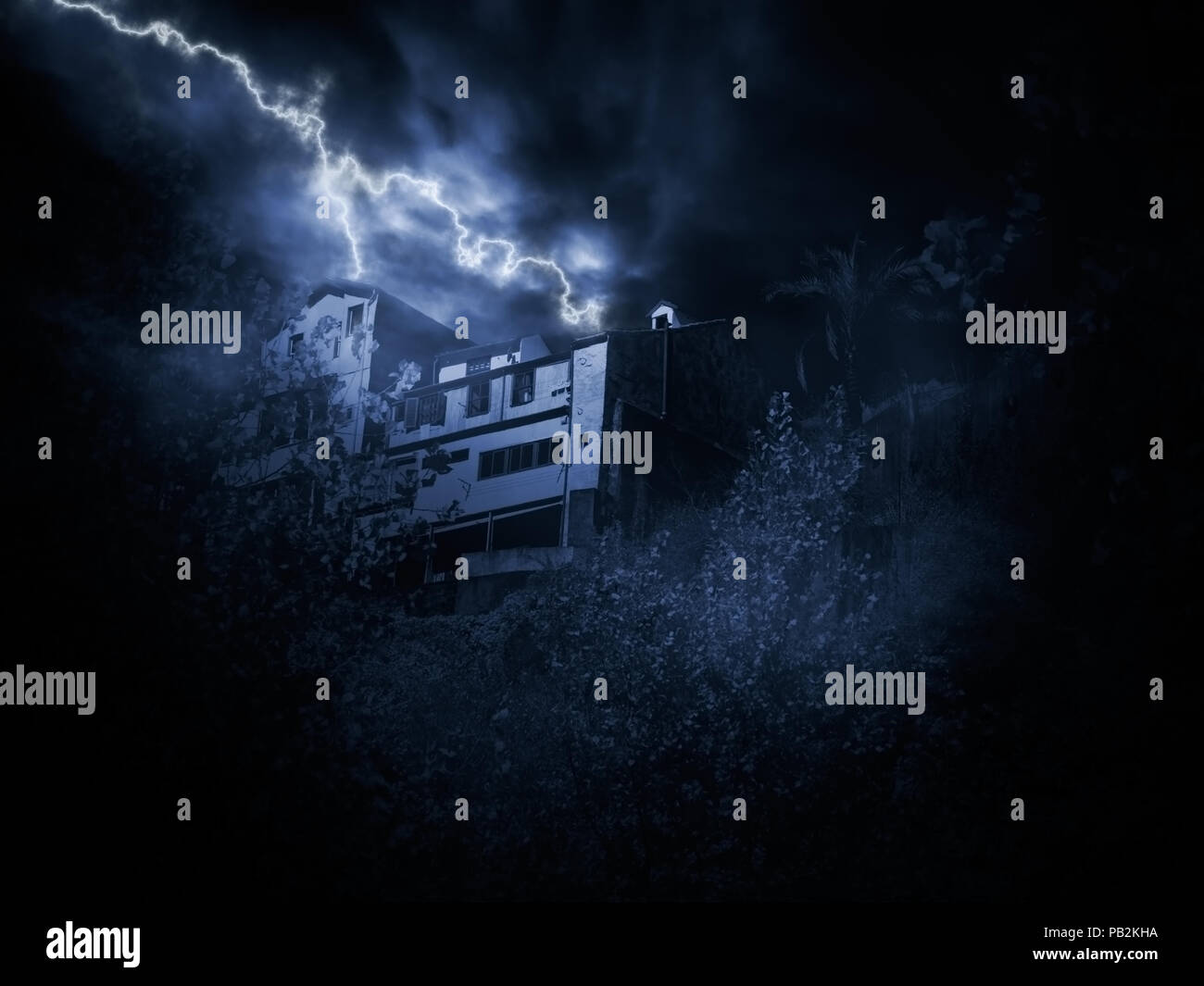 Lightning over house hi-res stock photography and images - Alamy