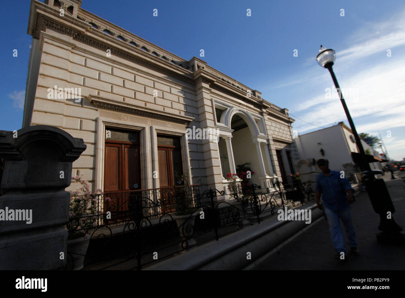 Casa antigua en El Centro histórico de Hermosillo en la calle Serdan ...