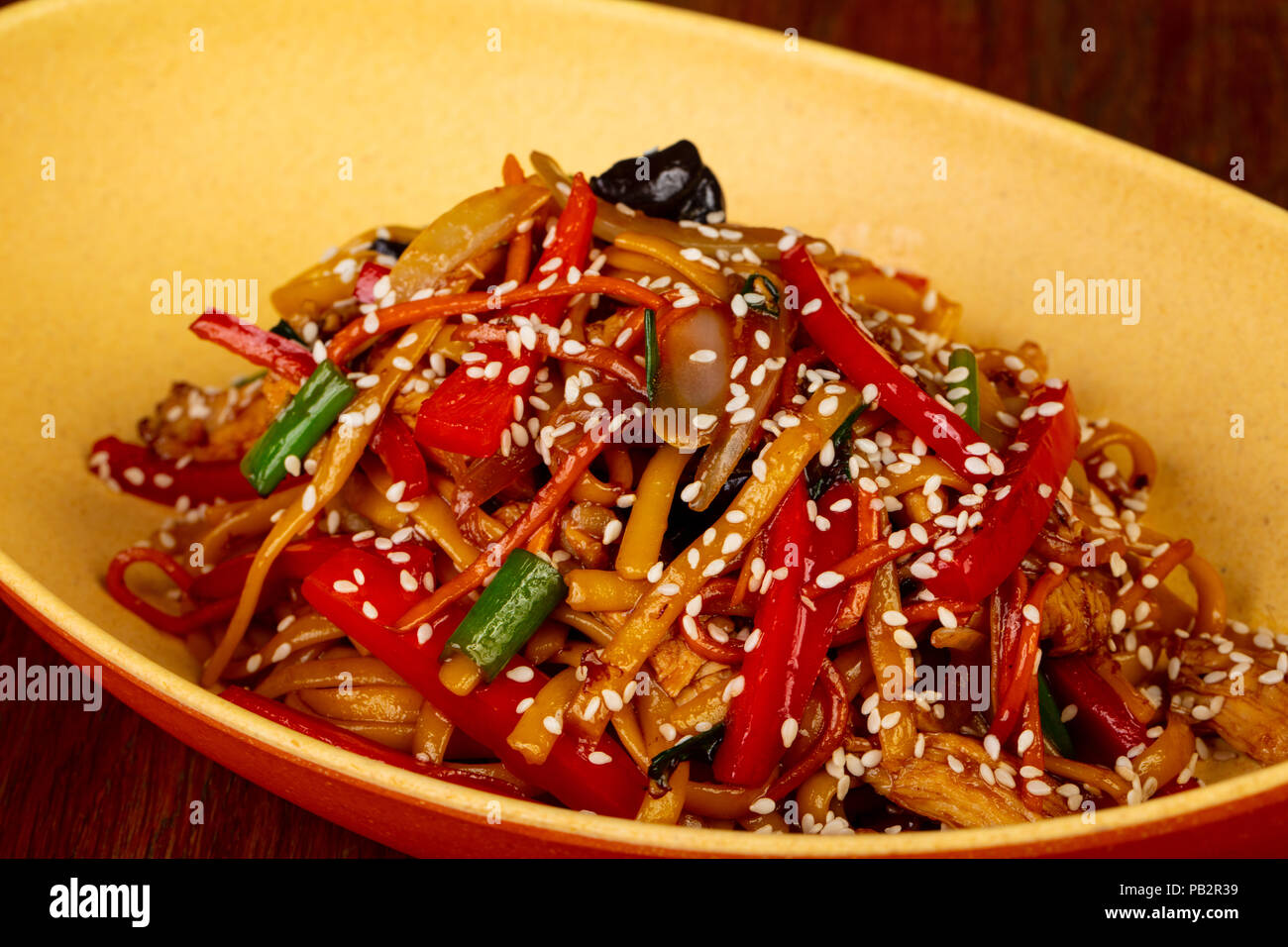 Wok noodle with chicken and vegetables Stock Photo - Alamy
