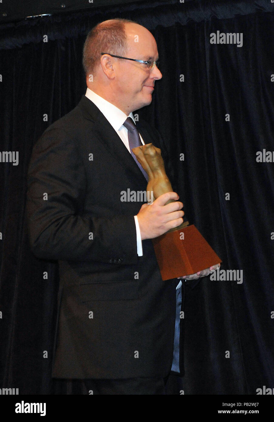 Prince Albert II with the Award - Rodeo Drive Walk Of Style Awards 2009 ...