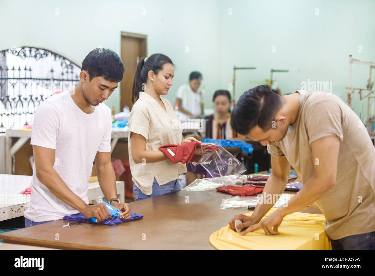 workers at textile company marking a fabric, labelling, and pack Stock ...