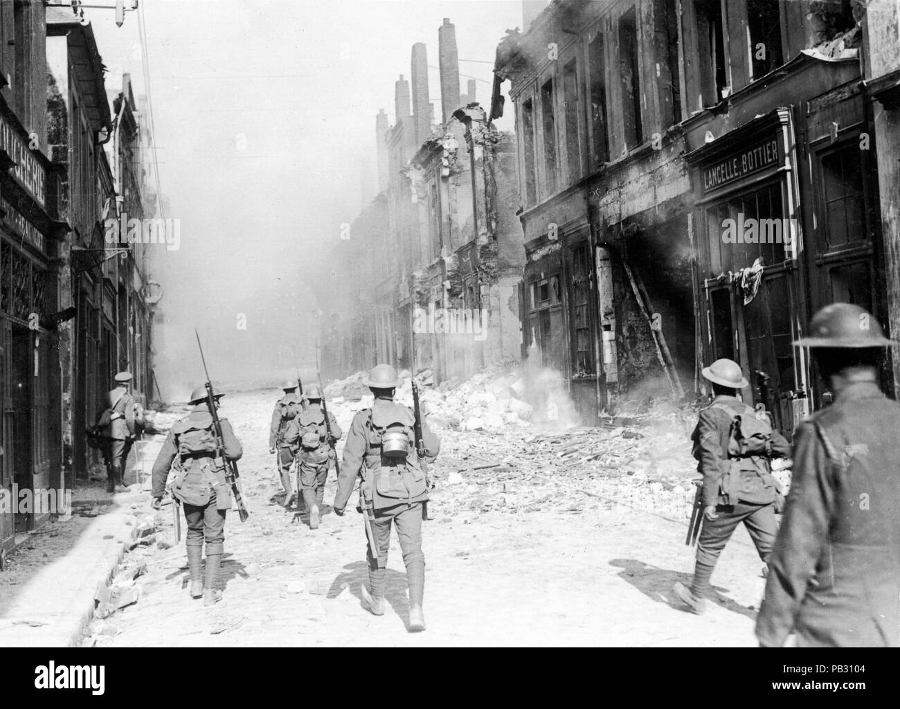 Soldiers walking through town hi-res stock photography and images - Alamy