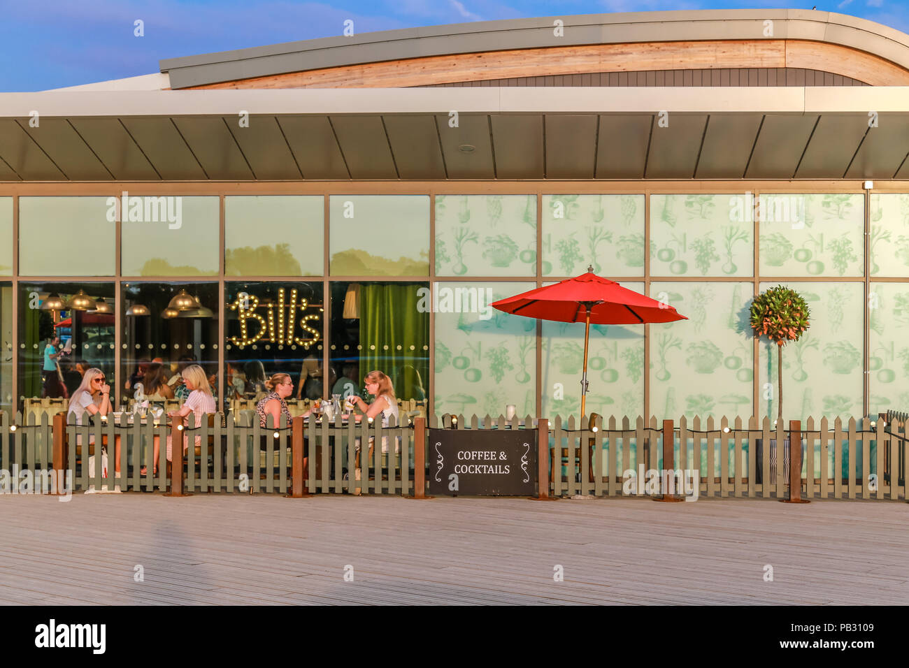 Lakes and restaurants hi-res stock photography and images - Alamy