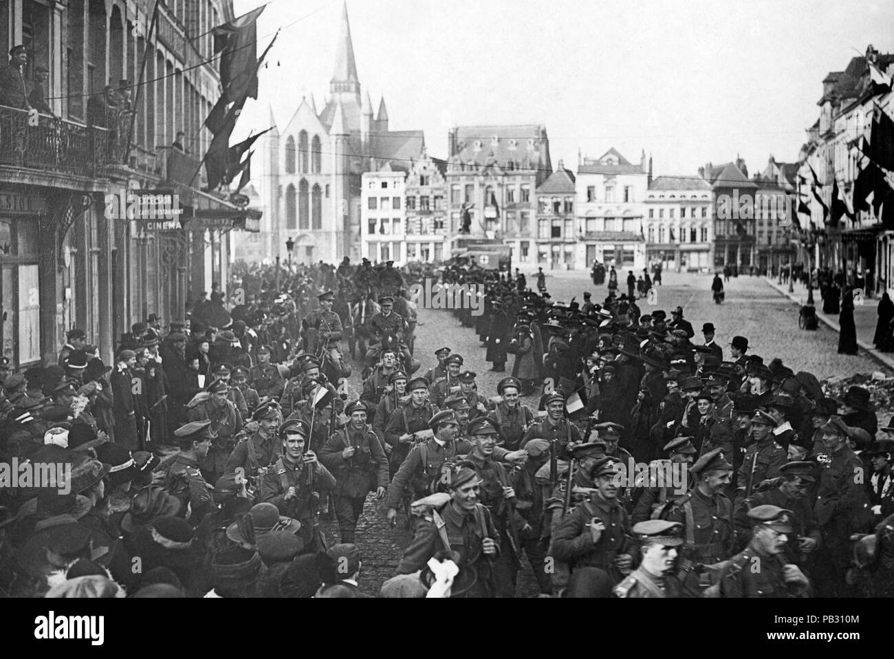 Official photograph taken on the British Western Front showing soldiers ...