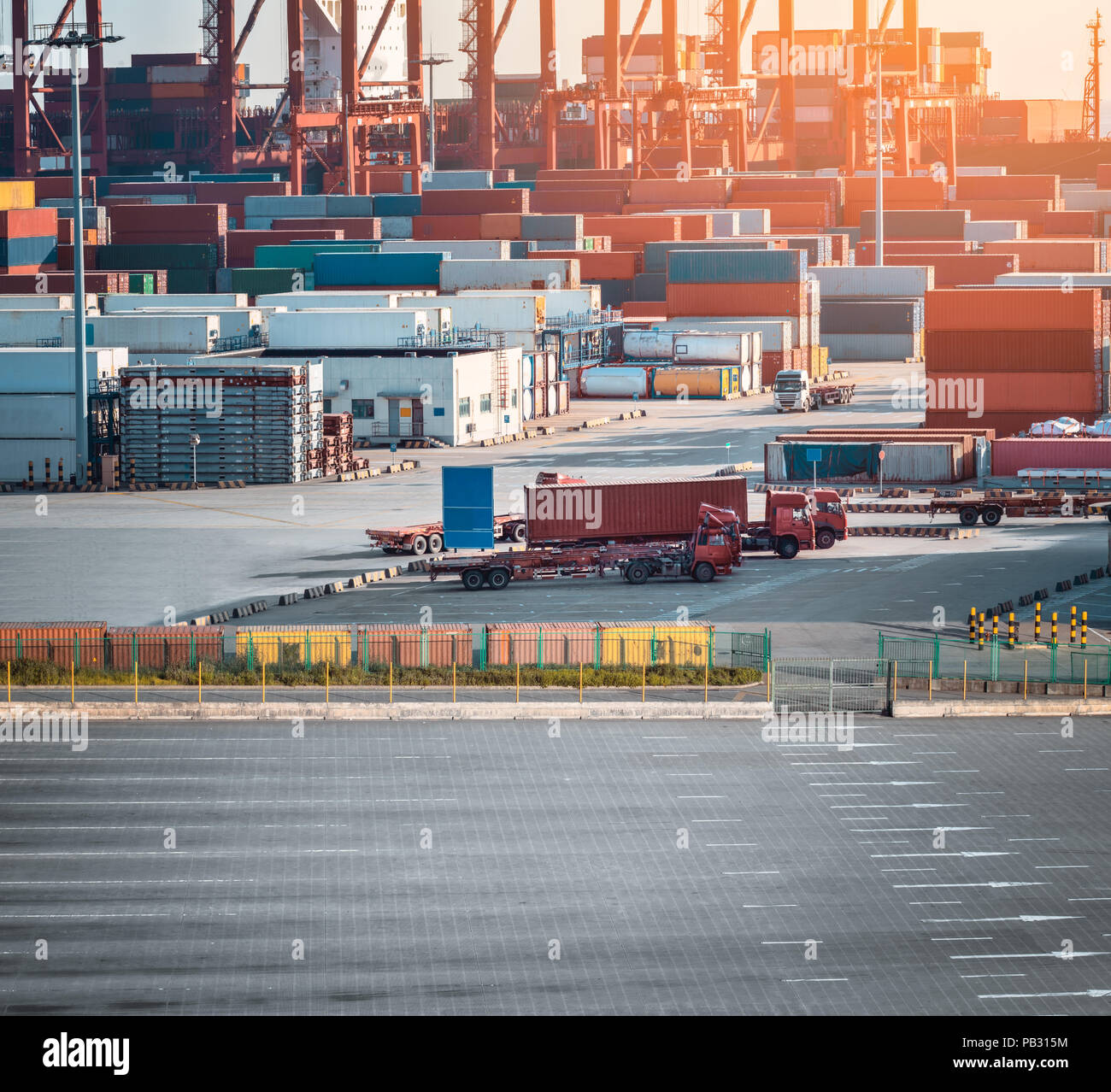 Stacking shipping container hi-res stock photography and images - Alamy