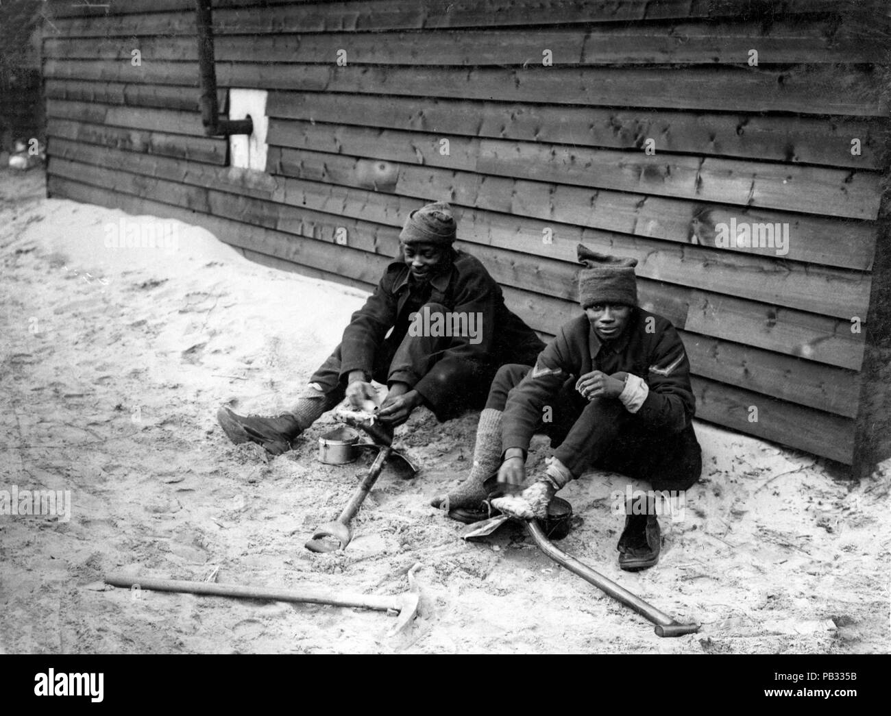 British soldiers resting hi-res stock photography and images - Alamy