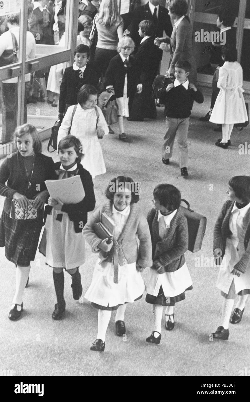 School girls 1970 hi-res stock photography and images - Alamy