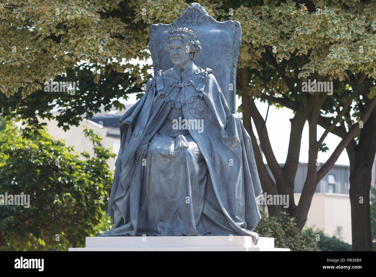 New statue of the Queen at Gravesend Stock Photo - Alamy