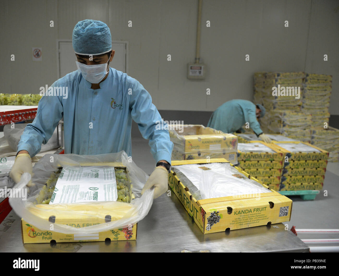 Kandahar, Afghanistan. 26th July, 2018. People work at Kanda fruit ...