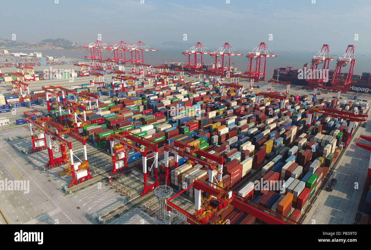 Automated container ports hi-res stock photography and images - Alamy