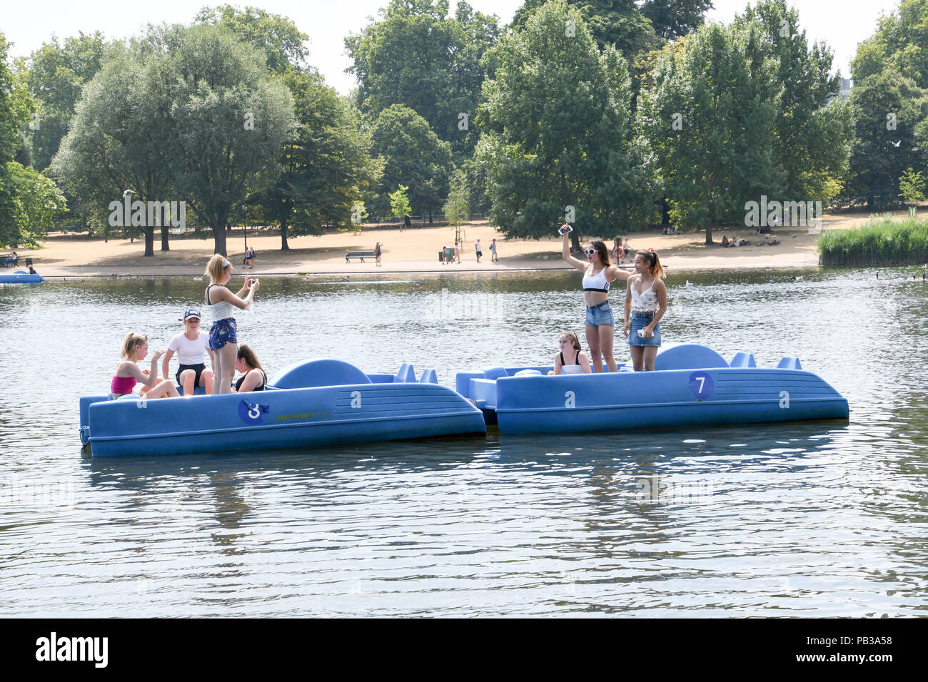 london-uk-26th-july-2018-uk-weather-people-boating-in-hype-park-as