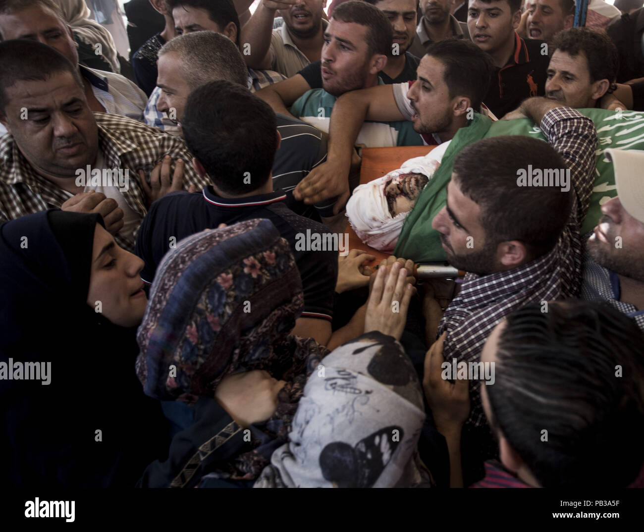 Palestinian hamas members carry body hi-res stock photography and ...