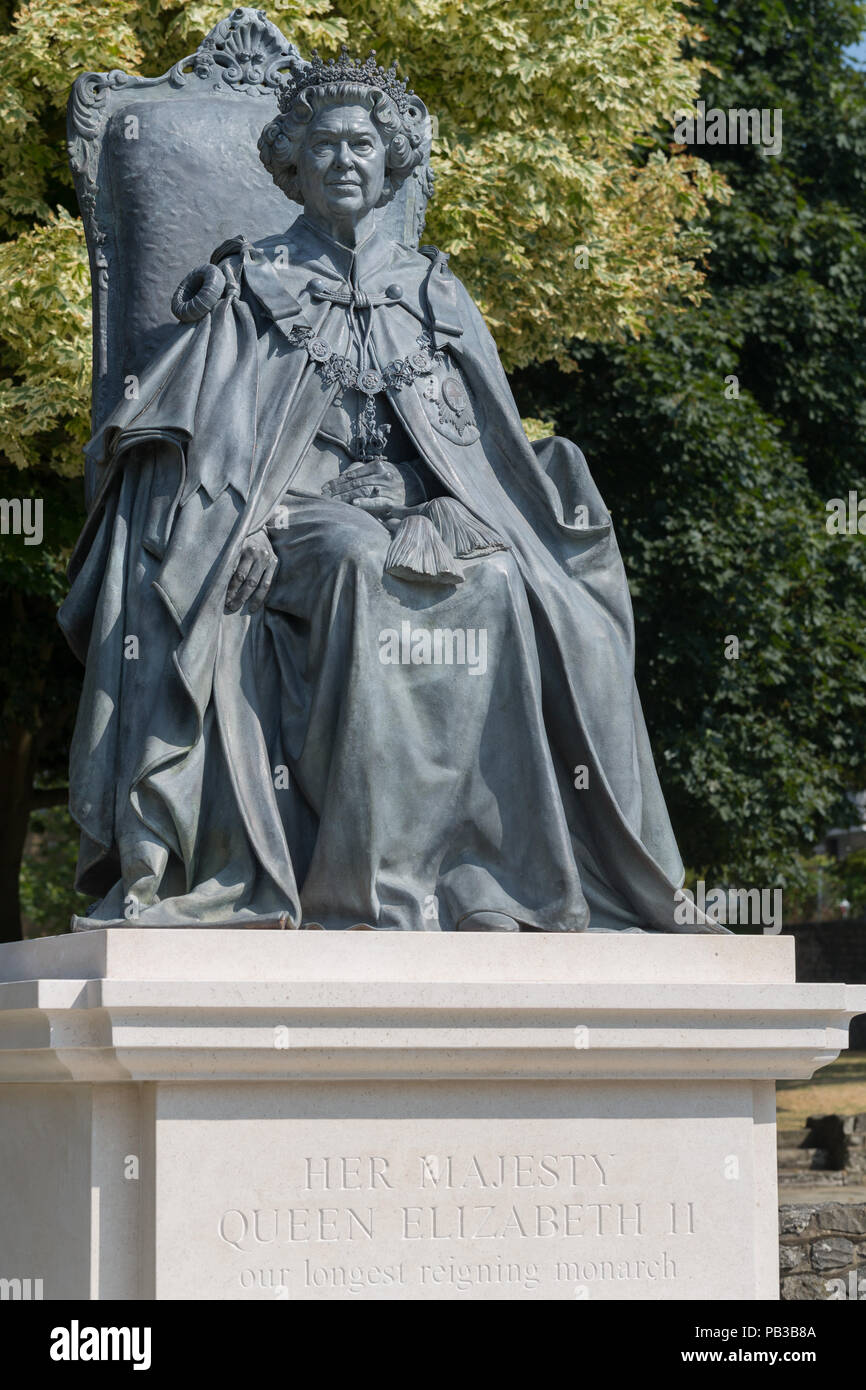 Bronze statue queen elizabeth ii hi-res stock photography and images ...