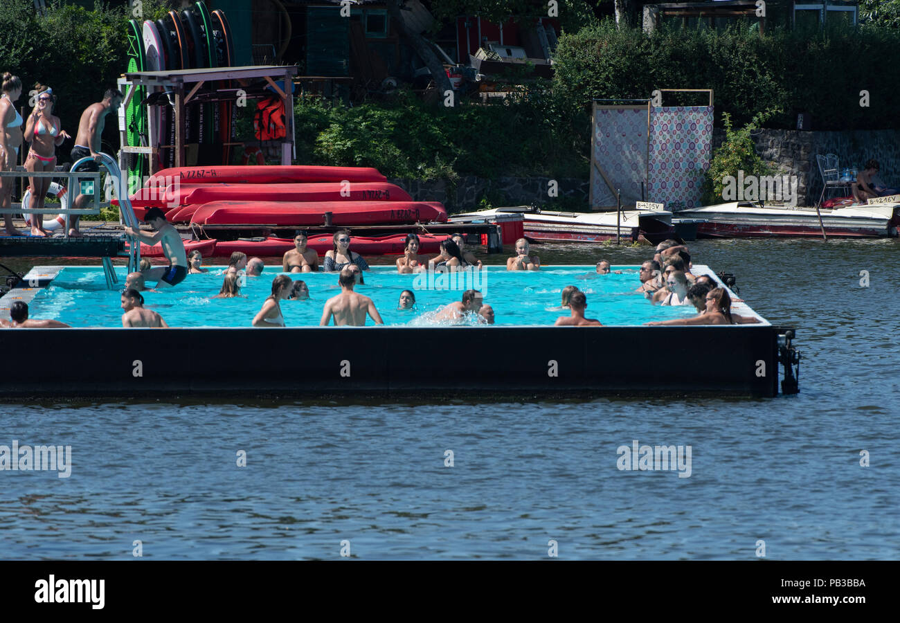 Berlin, Germany. 26th July, 2018. Numerous people enjoy the summer ...