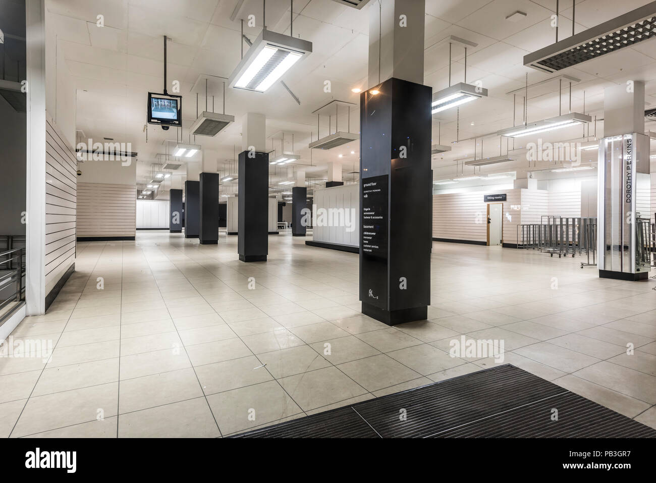 bhs store empty after closing down blackpool lancashire england uk ...