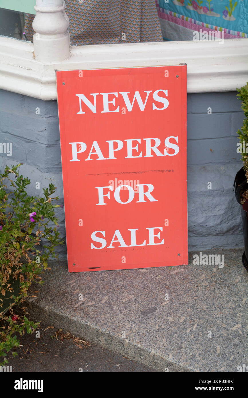 Sale sign outside shop hi-res stock photography and images - Alamy