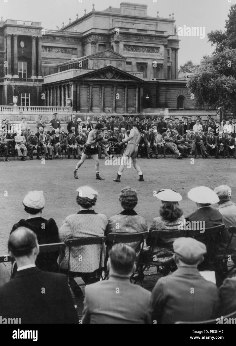 london, boxing match in front of Buckingham Palace, 1956 Stock Photo ...