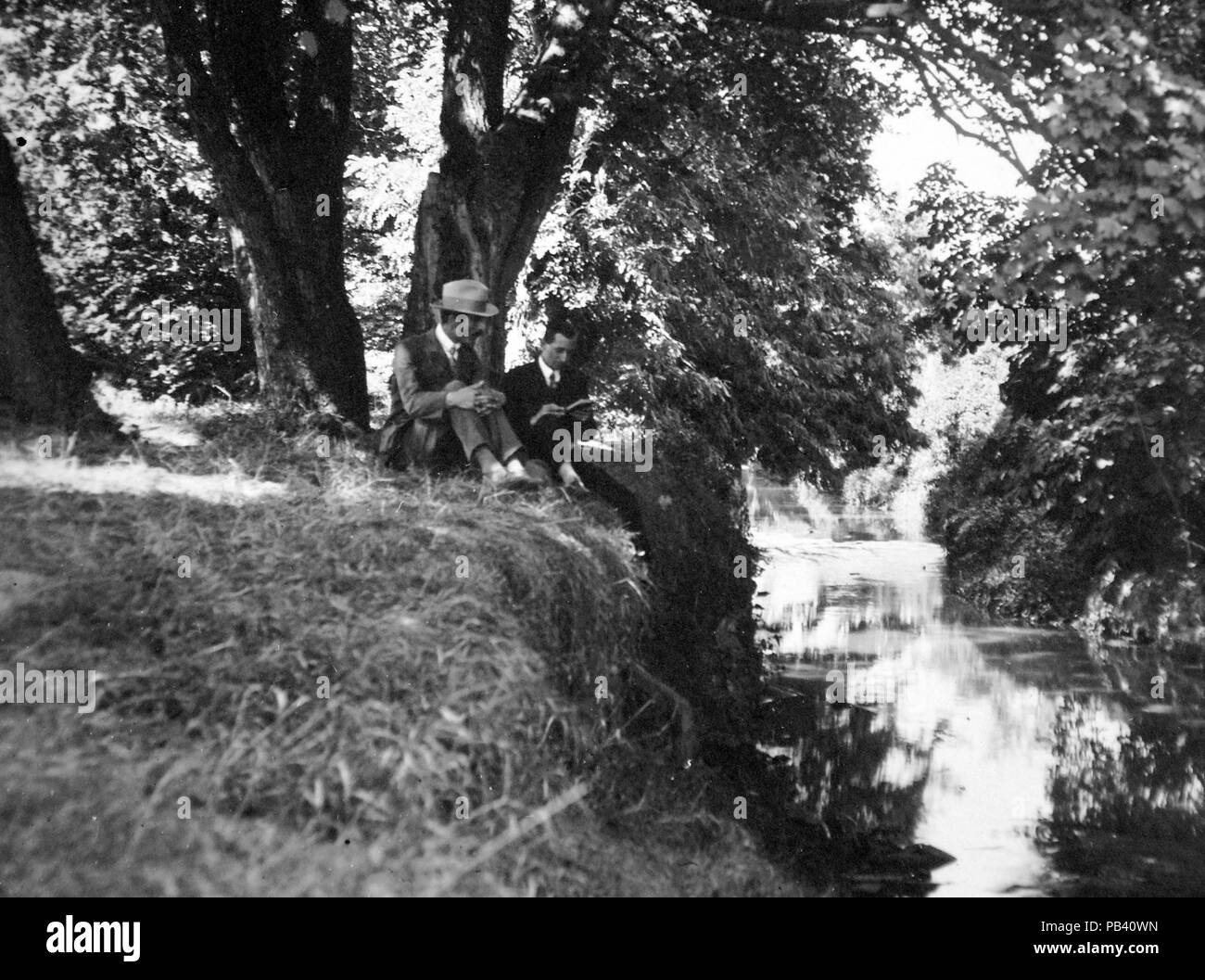 1015 Men, river, reading, stream, shore, water surface Fortepan 4475 ...