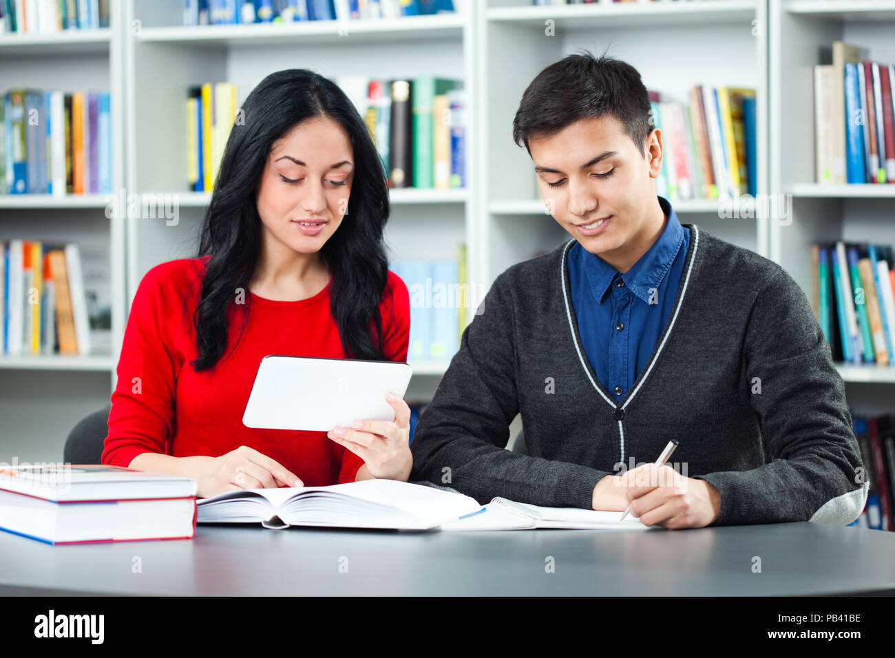 Students library reading tablet hi-res stock photography and images - Alamy